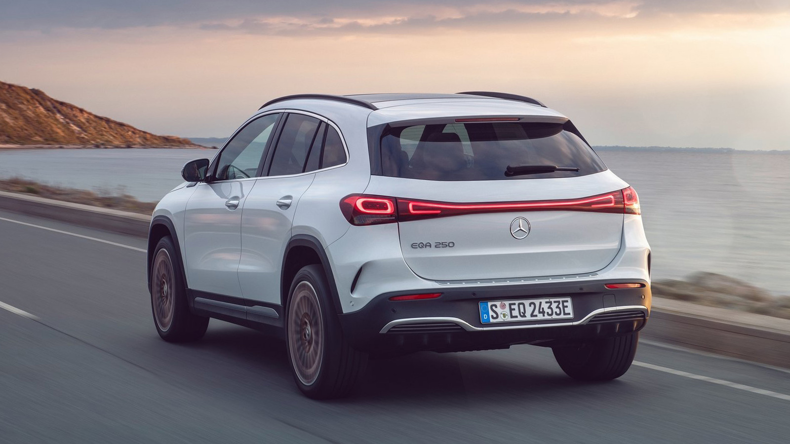 Comparativa Volvo XC40 Recharge vs Mercedes EQA | Carwow